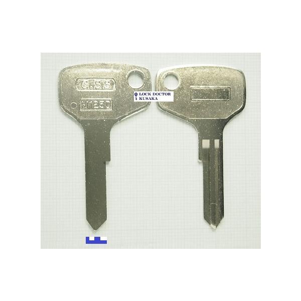 日本メーカーのブランクキーのM123です。ブランクキーメーカーは在庫状況によりますので選ぶことはできません。鍵の外形形状は同じですが、ブランクキーメーカーによりキーヘッドの刻印デザインが異なります。商品写真は鍵の裏表の2本ですが、未カットの...
