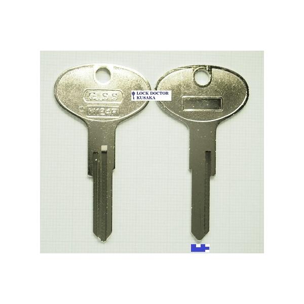 日本メーカーのブランクキーのM124です。ブランクキーメーカーは在庫状況によりますので選ぶことはできません。鍵の外形形状は同じですが、ブランクキーメーカーによりキーヘッドの刻印デザインが異なります。商品写真は鍵の裏表の2本ですが、未カットの...