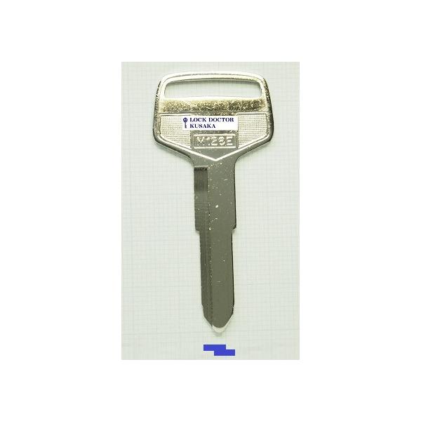 日本メーカーのブランクキーのM126です。ブランクキーメーカーは在庫状況によりますので選ぶことはできません。鍵の外形形状は同じですが、ブランクキーメーカーによりキーヘッドの刻印デザインが異なります。商品写真の断面図は鍵の持ち手側から鍵先を見...