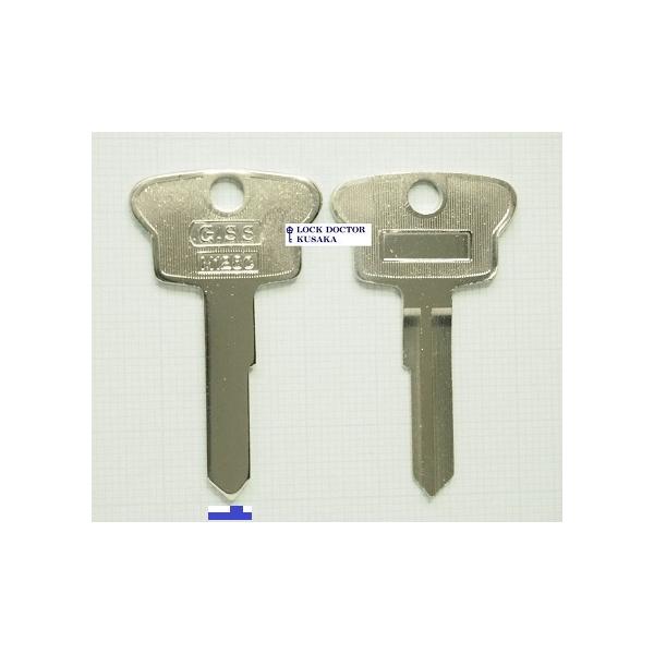 日本メーカーのブランクキーのM128です。ブランクキーメーカーは在庫状況によりますので選ぶことはできません。鍵の外形形状は同じですが、ブランクキーメーカーによりキーヘッドの刻印デザインが異なります。商品写真は鍵の裏表の2本ですが、未カットの...