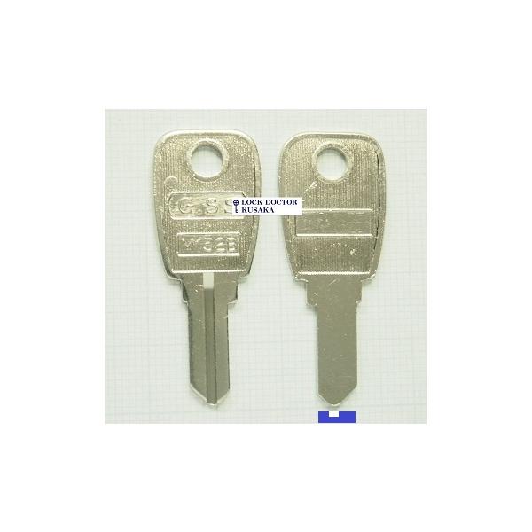 日本メーカーのブランクキーのM132です。ブランクキーメーカーは在庫状況によりますので選ぶことはできません。鍵の外形形状は同じですが、ブランクキーメーカーによりキーヘッドの刻印デザインが異なります。商品写真は鍵の裏表の2本ですが、未カットの...