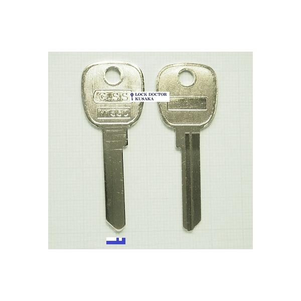 日本メーカーのブランクキーのM135です。ブランクキーメーカーは在庫状況によりますので選ぶことはできません。鍵の外形形状は同じですが、ブランクキーメーカーによりキーヘッドの刻印デザインが異なります。商品写真は鍵の裏表の2本ですが、未カットの...
