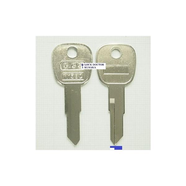 日本メーカーのブランクキーのM138です。ブランクキーメーカーは在庫状況によりますので選ぶことはできません。鍵の外形形状は同じですが、ブランクキーメーカーによりキーヘッドの刻印デザインが異なります。商品写真は鍵の裏表の2本ですが、未カットの...