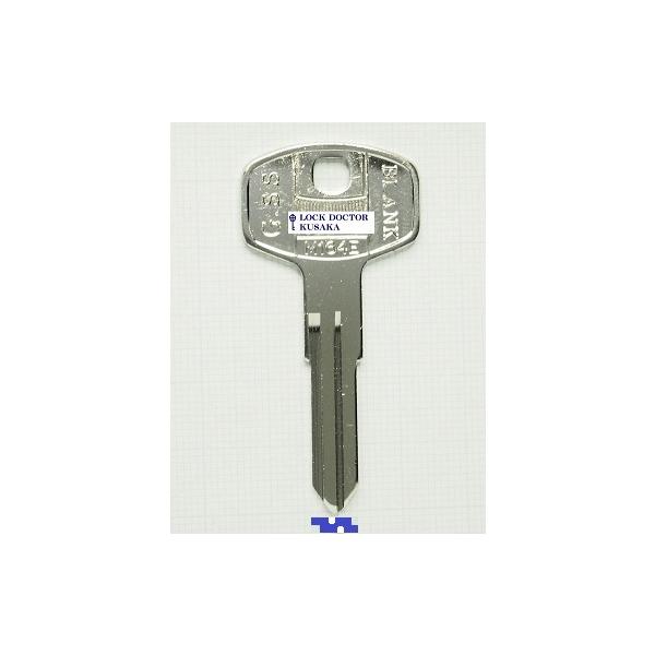 日本メーカーのブランクキーのM164です。ブランクキーメーカーは在庫状況によりますので選ぶことはできません。鍵の外形形状は同じですが、ブランクキーメーカーによりキーヘッドの刻印デザインが異なります。未カットのブランクキー1本単位での販売です...