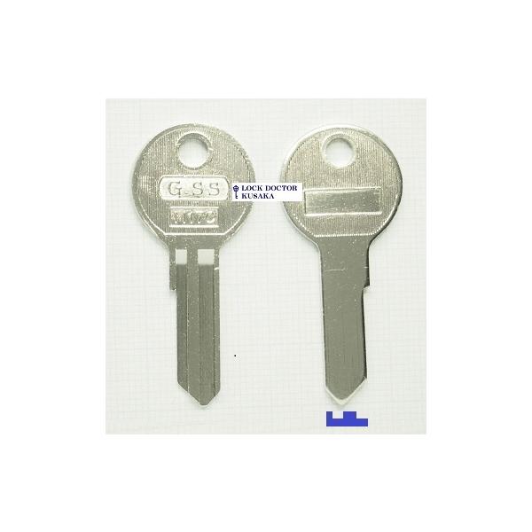 国産ブランクキーのM17です。ブランクキーメーカーは在庫状況によりますので選ぶことはできません。鍵の外形形状は同じですが、ブランクキーメーカーによりキーヘッドの刻印デザインが異なります。商品写真は鍵の裏表の2本ですが、未カットのブランクキー...