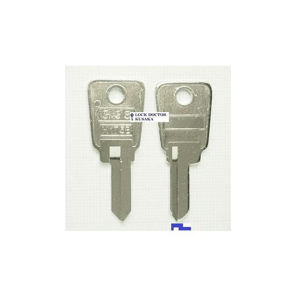 日本メーカーのブランクキーのM175です。ブランクキーメーカーは在庫状況によりますので選ぶことはできません。鍵の外形形状は同じですが、ブランクキーメーカーによりキーヘッドの刻印デザインが異なります。商品写真は鍵の裏表の2本ですが、未カットの...