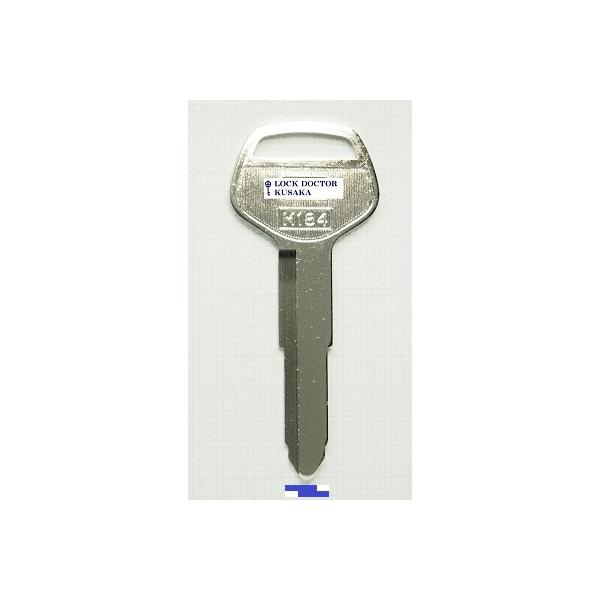 日本メーカーのブランクキーのM184です。ブランクキーメーカーは在庫状況によりますので選ぶことはできません。鍵の外形形状は同じですが、ブランクキーメーカーによりキーヘッドの刻印デザインが異なります。商品写真の断面図は鍵の持ち手側から鍵先を見...