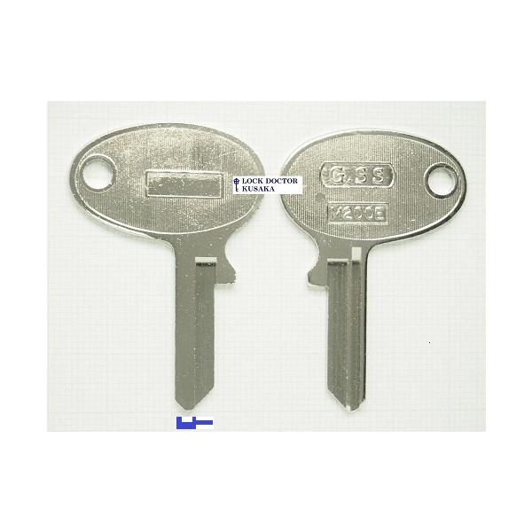 日本メーカーのブランクキーのM200です。ブランクキーメーカーは在庫状況によりますので選ぶことはできません。鍵の外形形状は同じですが、ブランクキーメーカーによりキーヘッドの刻印デザインが異なります。商品写真は鍵の裏表の2本ですが、未カットの...