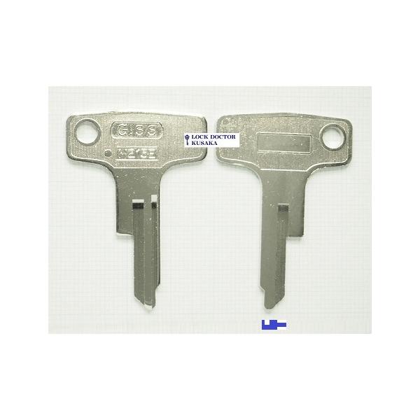 日本メーカーのブランクキーのM215です。ブランクキーメーカーは在庫状況によりますので選ぶことはできません。鍵の外形形状は同じですが、ブランクキーメーカーによりキーヘッドの刻印デザインが異なります。商品写真は鍵の裏表の2本ですが、未カットの...