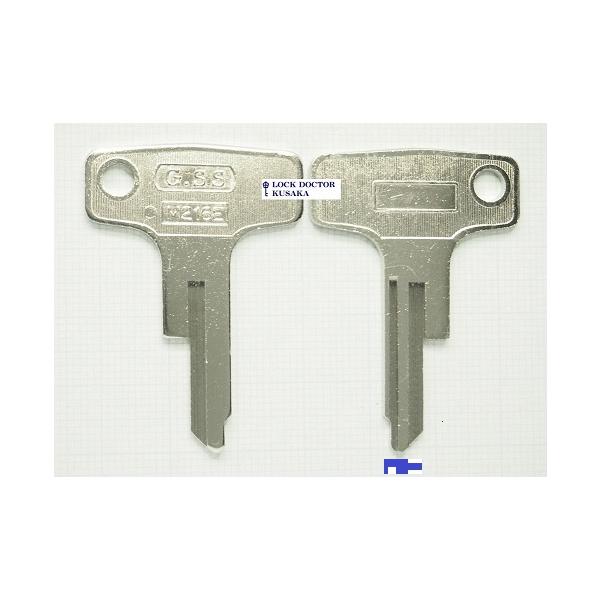 日本メーカーのブランクキーのM216です。ブランクキーメーカーは在庫状況によりますので選ぶことはできません。鍵の外形形状は同じですが、ブランクキーメーカーによりキーヘッドの刻印デザインが異なります。商品写真は鍵の裏表の2本ですが、未カットの...
