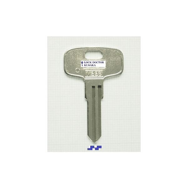 日本メーカーのブランクキーのM228です。ブランクキーメーカーは在庫状況によりますので選ぶことはできません。鍵の外形形状は同じですが、ブランクキーメーカーによりキーヘッドの刻印デザインが異なります。未カットのブランクキー1本単位での販売です...