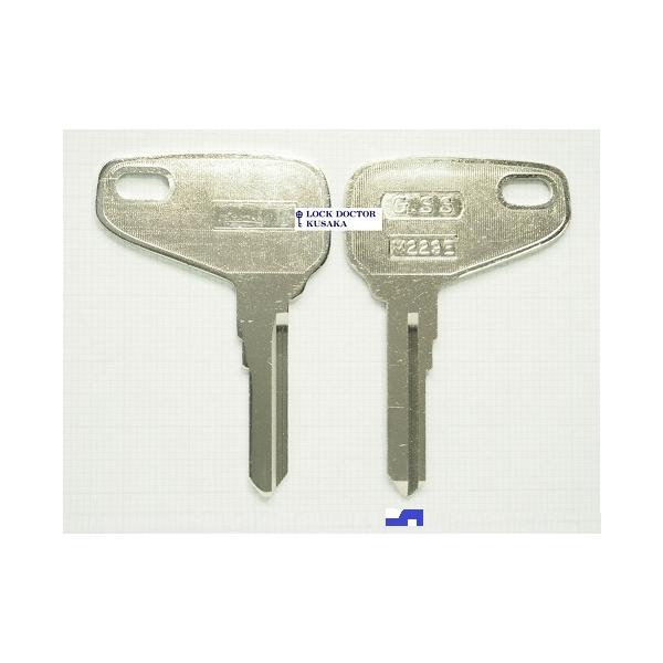 日本メーカーのブランクキーのM229です。ブランクキーメーカーは在庫状況によりますので選ぶことはできません。鍵の外形形状は同じですが、ブランクキーメーカーによりキーヘッドの刻印デザインが異なります。商品写真は鍵の裏表の2本ですが、未カットの...
