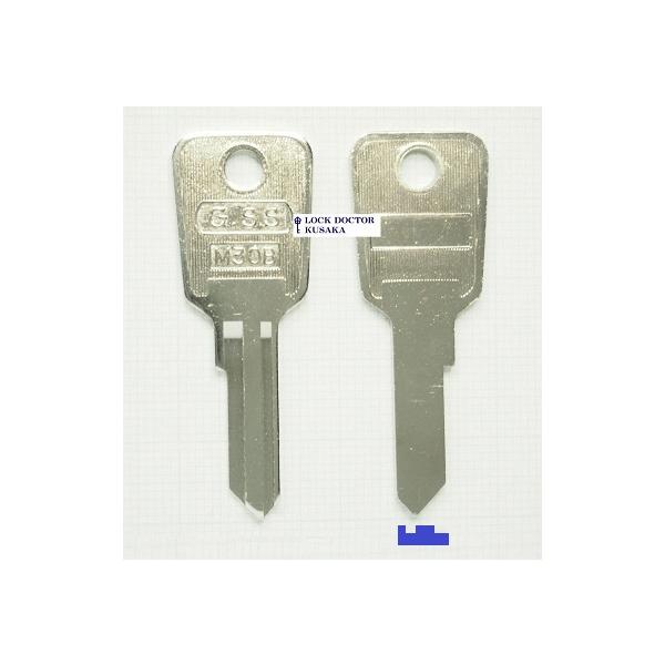 日本メーカーのブランクキーのM30です。ブランクキーメーカーは在庫状況によりますので選ぶことはできません。鍵の外形形状は同じですが、ブランクキーメーカーによりキーヘッドの刻印デザインが異なります。商品写真は鍵の裏表の2本ですが、未カットのブ...
