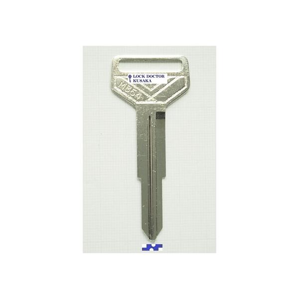 日本メーカーのブランクキーのM354です。ブランクキーメーカーは在庫状況によりますので選ぶことはできません。鍵の外形形状は同じですが、ブランクキーメーカーによりキーヘッドの刻印デザインが異なります。商品写真の断面図は鍵の持ち手側から鍵先を見...