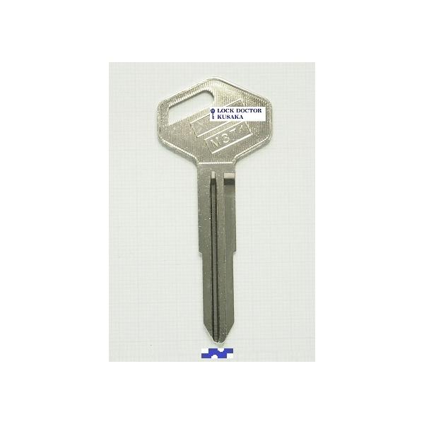 日本メーカーのブランクキーのM371です。ブランクキーメーカーは在庫状況によりますので選ぶことはできません。鍵の外形形状は同じですが、ブランクキーメーカーによりキーヘッドの刻印デザインが異なります。未カットのブランクキー1本単位での販売です...