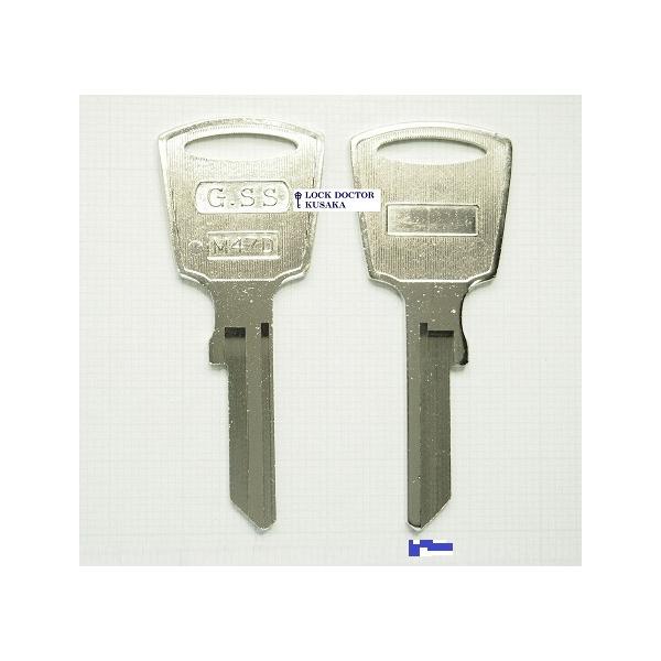 日本メーカーのブランクキーのM47です。ブランクキーメーカーは在庫状況によりますので選ぶことはできません。鍵の外形形状は同じですが、ブランクキーメーカーによりキーヘッドの刻印デザインが異なります。商品写真は鍵の裏表の2本ですが、未カットのブ...