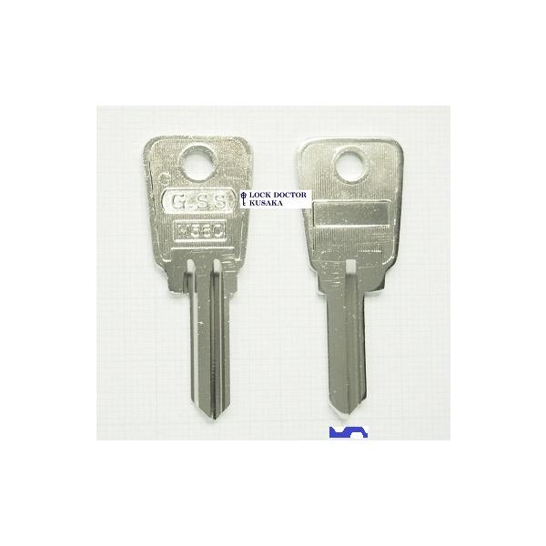 日本メーカーのブランクキーのM56です。ブランクキーメーカーは在庫状況によりますので選ぶことはできません。鍵の外形形状は同じですが、ブランクキーメーカーによりキーヘッドの刻印デザインが異なります。商品写真は鍵の裏表の2本ですが、未カットのブ...