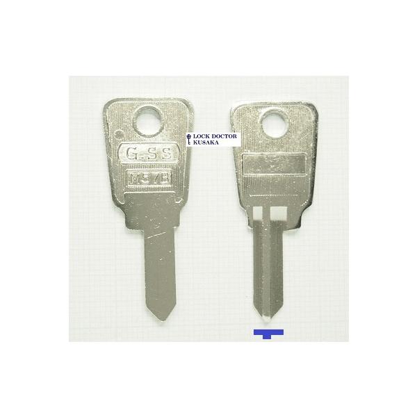 日本メーカーのブランクキーのM57です。ブランクキーメーカーは在庫状況によりますので選ぶことはできません。鍵の外形形状は同じですが、ブランクキーメーカーによりキーヘッドの刻印デザインが異なります。商品写真は鍵の裏表の2本ですが、未カットのブ...