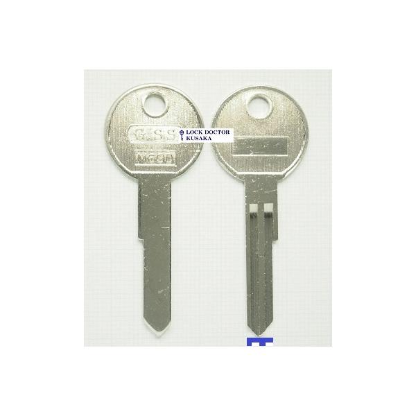 日本メーカーのブランクキーのM69です。ブランクキーメーカーは在庫状況によりますので選ぶことはできません。鍵の外形形状は同じですが、ブランクキーメーカーによりキーヘッドの刻印デザインが異なります。商品写真は鍵の裏表の2本ですが、未カットのブ...