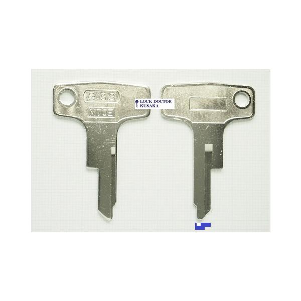 日本メーカーのブランクキーのM70です。ブランクキーメーカーは在庫状況によりますので選ぶことはできません。鍵の外形形状は同じですが、ブランクキーメーカーによりキーヘッドの刻印デザインが異なります。商品写真は鍵の裏表の2本ですが、未カットのブ...