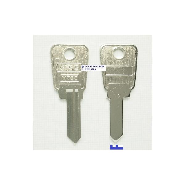 日本メーカーのブランクキーのM76です。ブランクキーメーカーは在庫状況によりますので選ぶことはできません。鍵の外形形状は同じですが、ブランクキーメーカーによりキーヘッドの刻印デザインが異なります。商品写真は鍵の裏表の2本ですが、未カットのブ...