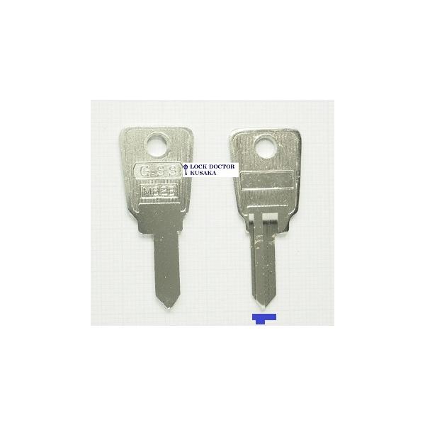 日本メーカーのブランクキーのM82です。ブランクキーメーカーは在庫状況によりますので選ぶことはできません。鍵の外形形状は同じですが、ブランクキーメーカーによりキーヘッドの刻印デザインが異なります。商品写真は鍵の裏表の2本ですが、未カットのブ...