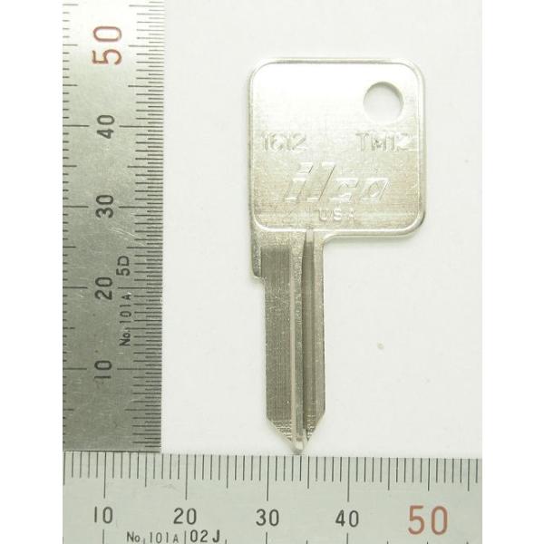 ILCO(USA)製の TM12(1612)ブランクキーです。未カットのブランクキーでの販売です。キャンピングカー/TRIMARK/トライマーク適合キー番号:80001-81000※その他のブランクキーをお探しの場合や合鍵作成をご依頼の場合...