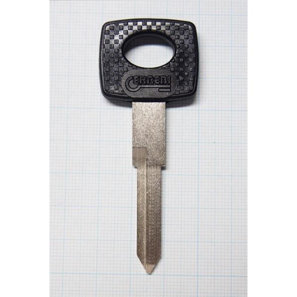 ERREBI製(ITALY)のYMNFPブランクキーです。未カットのブランクキーでの販売です。同年代のメルセデスは多くの鍵の種類がありますので、鍵の長さ、鍵溝形状をお手持ちの鍵と比較してお選びください。年式、型名での適合は把握していません。...
