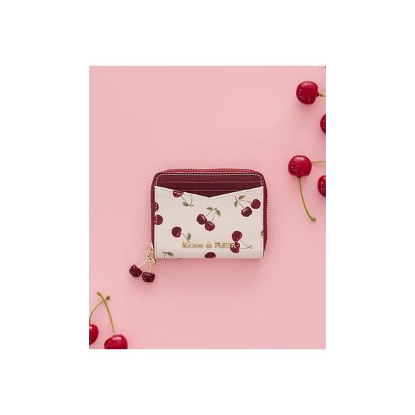 【発売日：2026年04月30日】【ブランド商品番号】08001579700 119 / 【ブランド名】Maison de FLEUR（メゾン ド フルール） / 【色】レッド / 【素材】本体 合成皮革 裏生地 ポリエステル / 【原産国】中国