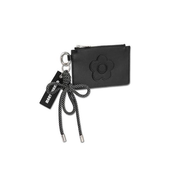 【発売日：2026年04月10日】【ブランド商品番号】226861837 010 / 【ブランド名】MARY QUANT（マリークワント） / 【色】ブラック / 【素材】本体：ポリウレタン、ロゴテープ：ポリエステル100％、コード：ポリエ...