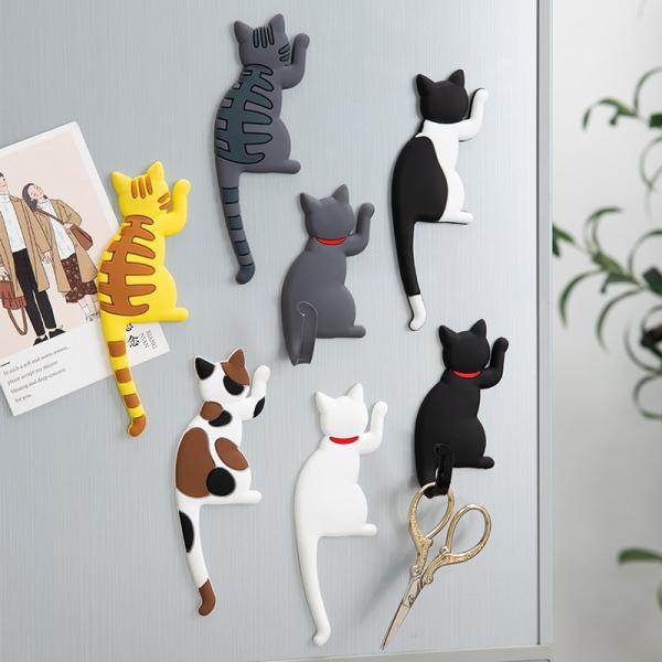 【発売日：2022年12月09日】ネコの形をしたしっぽがフックになる可愛い猫のマグネットフックです。鉄板入りのしっぽは曲げ伸ばしＯＫ！小物などを引っかけるフックに変身します。裏面に磁石が付いているので、冷蔵庫や鉄製のドア、ホワイトボードなど...