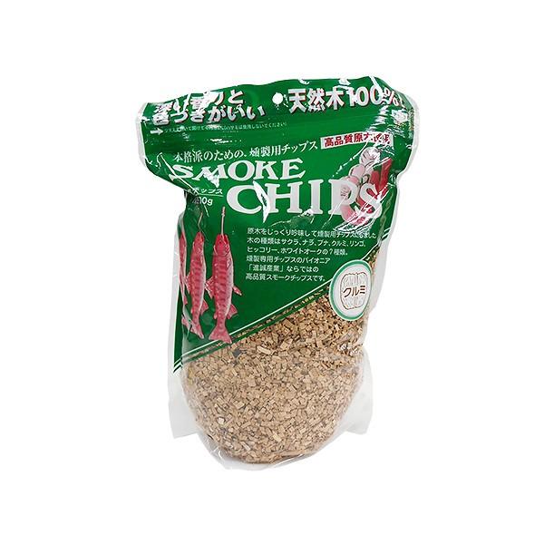 深い香りと色づきがいい天然木100％の燻製用チップです。原木をじっくり吟味して燻製用チップにしました。クルミチップは肉類・魚類に幅広く利用できます。国産材使用。容量： 500 gサイズ： 218 × H 320 × D 35 mm