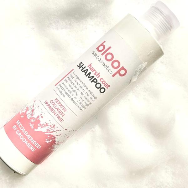 テリアにオススメのシャンプー。毛質を整えカットのし易い状態にワイヤーコートやゴワつく毛、毛量を抑えたい時に最適。コラーゲンでボリュームとまとまりが出て柔らかい手触りに【使用対象】トイプードル／プードル／ビション／シュナウザー／マルチーズ／ポ...