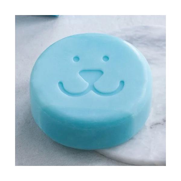 わんちゃんのデリケートな皮膚被毛をやさしく洗い上げるために開発された犬用石鹸自然由来成分をたっぷりと配合し、無香料で仕上げたやさしいシャンプーです。敏感な皮膚や嗅覚をもつわんちゃんに、安心してお使いいただけます。わんちゃんの皮膚にやさしい洗...