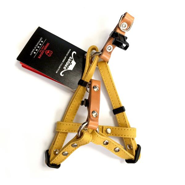 こだわりオーナーさんに大人気の栃木レザー犬具コレクションに、待望のハーネスが誕生しました。革部分はもちろん「栃木レザー」を使用し、それと帆布ブランド「倉敷帆布」を使用した大変上質なハーネスです。色合いも少し"和"を感じさせながらも、明るくポ...