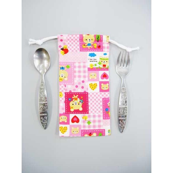 カトラリーケース(ピンクパッチワーク×クマさん柄)　子供用　ハンドメイド 　スプーン・フォーク入れ　カトラリー入れ)入園　入学　ランチ　ピクニック　遠足　給食の詳細●カラー：ピンクパッチワーク×クマさん柄●素材：綿100%●サイズ：約19c...