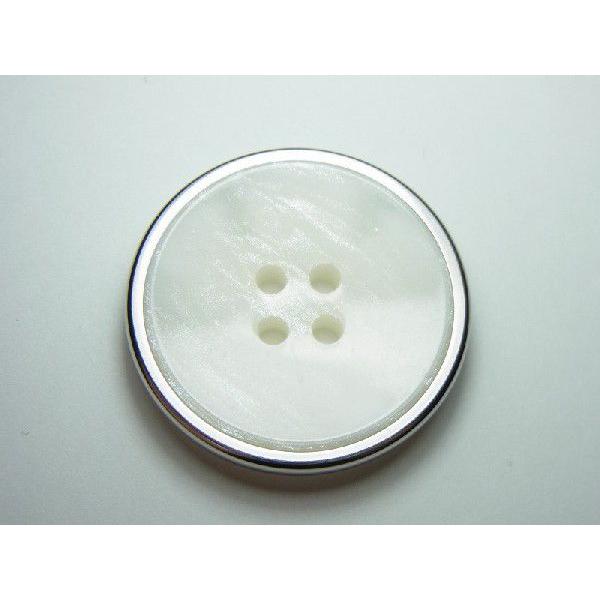 ホワイト系のポリエステルにシルバー系の金属のリングを組合わせたボタンです。