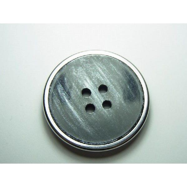 ブラック系のポリエステルにシルバー系の金属のリングを組合わせたボタンです。