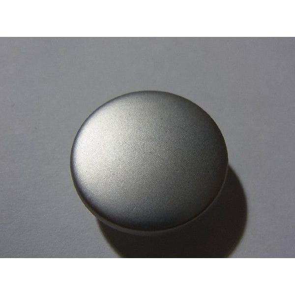 衣料用にも飾りボタン用にも使えそうな可愛らしいボタンです。