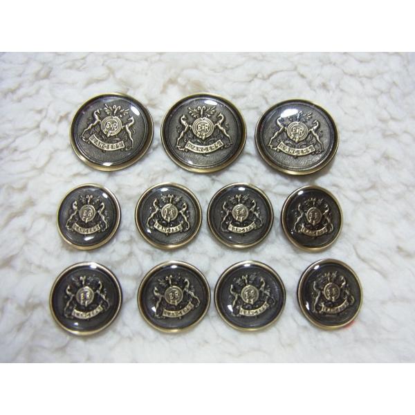 ・21ｍｍ3個と15ｍｍ8個で１セットです。 ・金属性のボタンにアンチックゴールド系のメッキを施しています。 ・スーツ、ジャケット、ブレザー用にいかがですか。 ・表面を透明樹脂が覆っていて非常に高級感があります。 ・モニターの環境等により実...