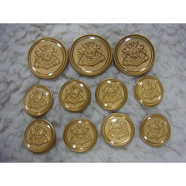 ・21ｍｍ3個と15ｍｍ8個で１セットです。 ・金属性のボタンにゴールド系のメッキを施しています。 ・スーツ、ジャケット、ブレザー用にいかがですか。 ・表面を透明樹脂が覆っていて非常に高級感があります。 ・モニターの環境等により実物の色が多...