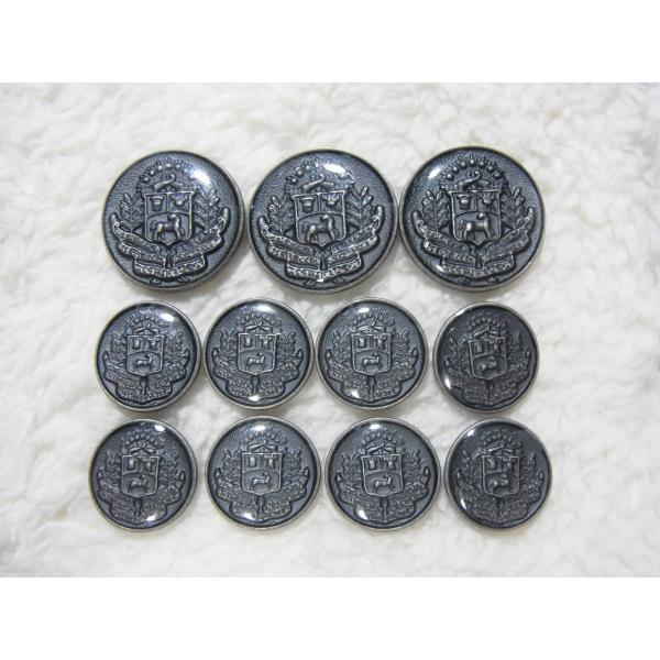 ・21ｍｍ3個と15ｍｍ8個で１セットです。 ・・金属性のボタンにアンチックシルバー系のメッキを施しています。 ・スーツ、ジャケット、ブレザー用にいかがですか。 ・表面を透明樹脂が覆っていて非常に高級感があります。 ・モニターの環境等により...