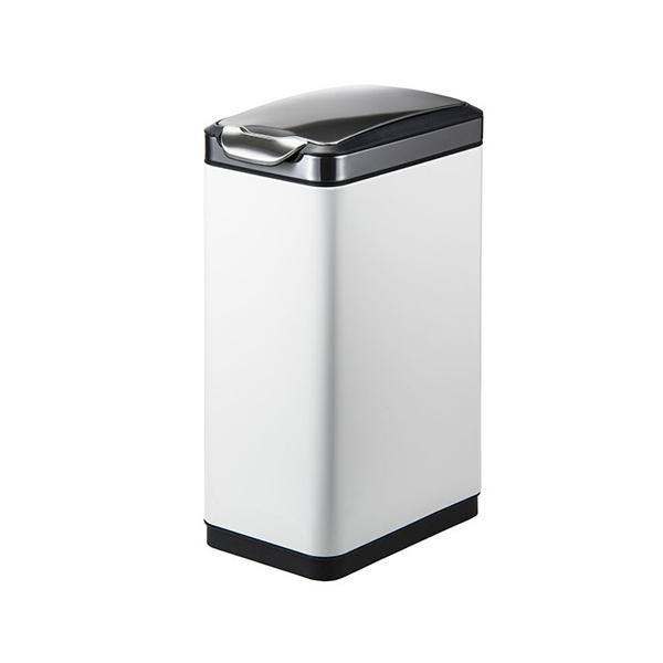 日本限定のホワイトカラー登場！スタイリッシュな機能とデザインで人気のゴミ箱のホワイトバージョンです。両手がふさがっていても、腿や腰でタッチするだけで簡単にフタが開くワイドタッチバータイプです。フタを開く際の衝撃を抑えたソフトオープン仕様で、...