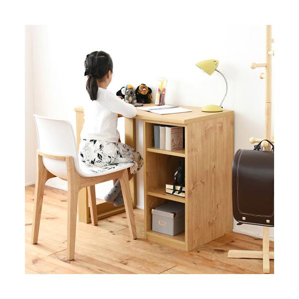 オープンラックがついたシンプルデスク。高さが調節できる棚が2枚ついていて、11段階で調節可能。デスクにフックがついているので、手提げ袋やトートバッグがかけられる子どもにも大人にも愛される学習机。商品番号JK-FWD-0001お客様組立の商品...