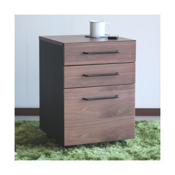 深みのある色合いに味のあるデザイン！取っ手側のキャスター2個にはストッパーが付いています。引き出しはすべてスライドレール付きで開閉がスムーズです。取っ手とキャスターを取り付ければすぐに使用できる完成品です。商品番号12-LEGATO-W完成...