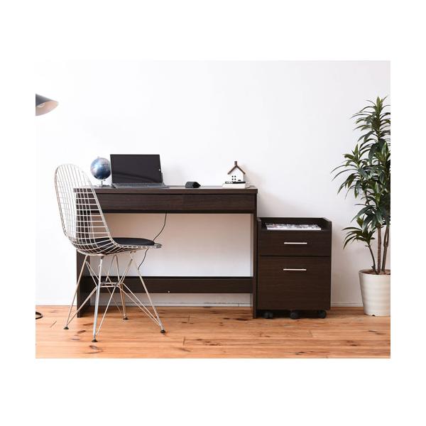 シンプルなのに機能的！シンプルなデスクにチェストが付いたセットアイテム。デスクの足元には配線が収納できるスペースがあり、パソコンなどの充電コードが邪魔になりません。幅100cm、奥行45cmのコンパクトなデザインは、書斎でもリビングでも置き...