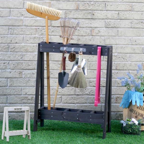 ナチュラルな雰囲気を崩さずにお庭に溶け込むツールスタンド。ほうきやデッキブラシなどの細長い掃除道具や、園芸用の支柱などのガーデニング用品をひとまとめに収納できます。奥行26cmとスリムで場所をとらず、玄関や壁ぞいに置いても邪魔になりません。...