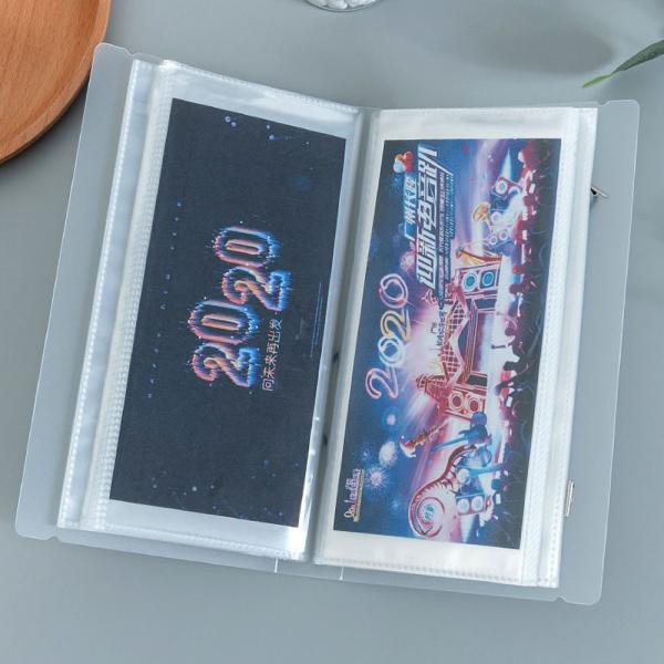 【商品説明】チケット収納ファイルコンサート、ライブチケットや美術館水族館の入場券や鑑賞券、領収書レシート、パンフレットなど保管可能です。【サイズ】27.5×23cm