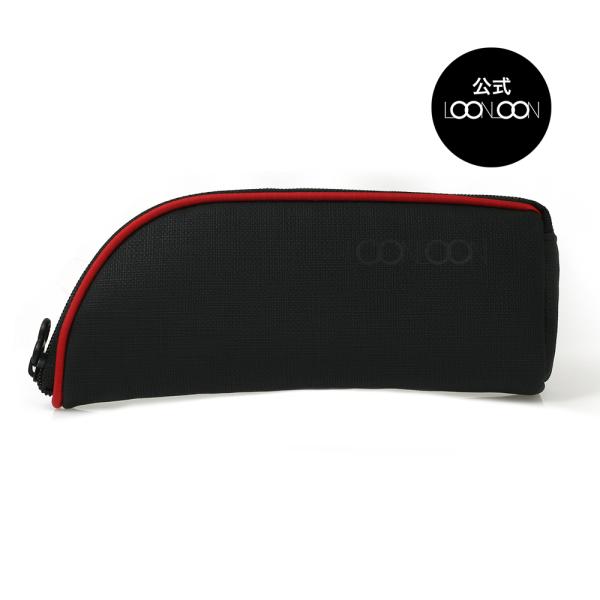 ■赤いパイピングがポイントのアーチ型ペンケース細かいチェック柄のような高級感あふれるPUレザー生地を使用したアーチ型のペンケースです。赤パイピングの弾力性により、製品を開いたり閉じたりするとき形状が崩れず、開くと自然に扇形に広がります。※立...