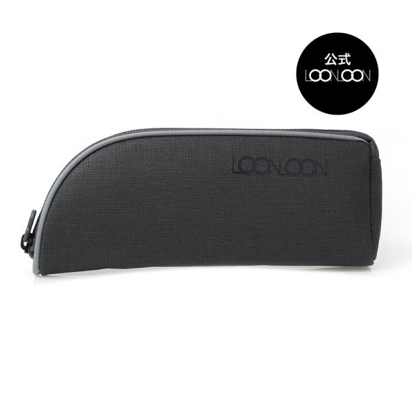 ■柔らかく温かい豊かな色彩が美しいアーチ型のペンケース細かいチェック柄のような高級感あふれるPUレザー生地を使用したアーチ型のペンケースです。グレーのパイピングの弾力性により、製品を開いたり閉じたりするとき形状が崩れず、開くと自然に扇形に広...